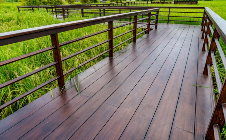 Top 10 Amazing Horizontal Deck Railing Ideas For Your Homes - VIAPU